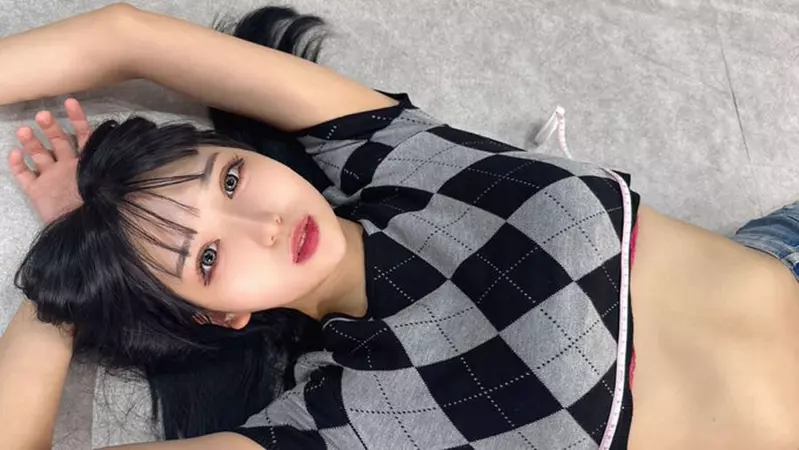 號稱1.8m級美女的《賣高正妹》站在販賣機前都顯得機器過於渺小 | 宅宅新聞